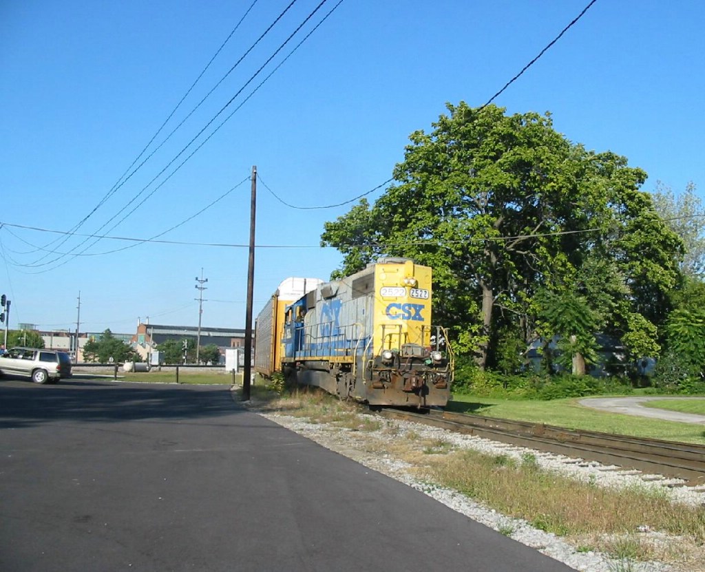 CSX 2522 leads H795 back into the yard after going to the mixing center